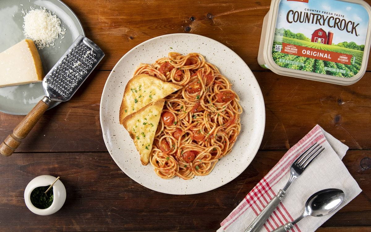 Spaghetti with Cheesy Garlic Toasts